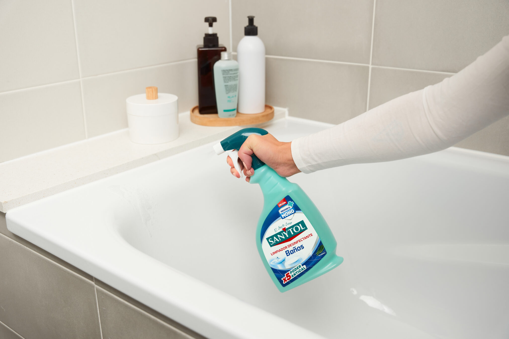 Cómo prevenir y quitar moho del baño . Consejos Sanytol